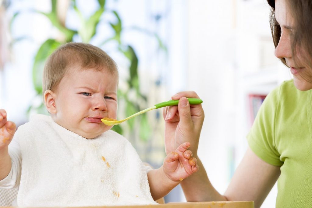 Trucos estimulantes sobre cómo enseñar al bebé a comer solo